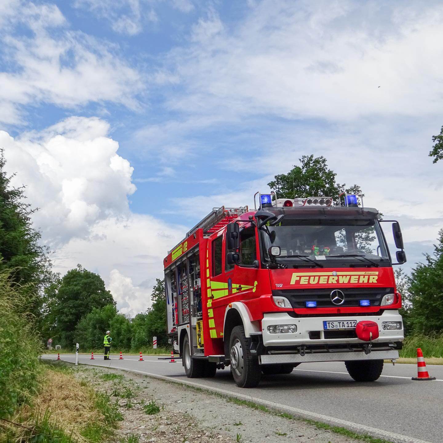 2023-06-10 Straße reinigen (THL 1) - Feuerwehr Tacherting